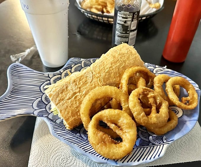 Onion rings and bread – the supporting actors that deserve their own standing ovation in this Gulf Coast culinary production.