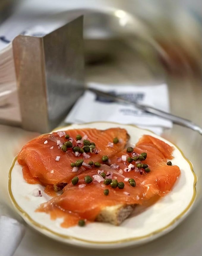Smoked salmon with capers and red onion – silky, smoky perfection on a plate. Sometimes the classics remain undefeated for good reason.