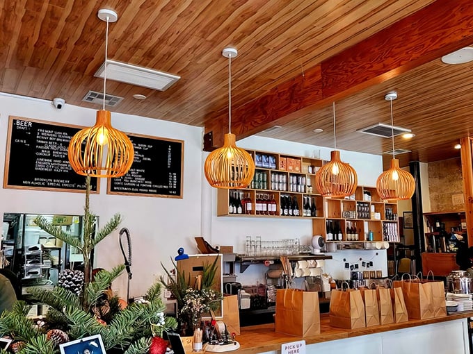 Counter service that moves with efficiency but never rushes – because good food deserves your full attention.