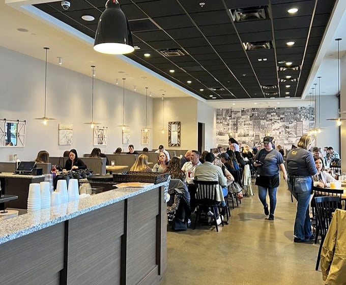 The weekend crowd proves the Pancake Pantry's enduring popularity – these folks know that some things are worth the wait.