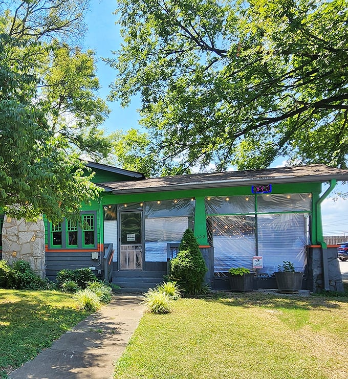 Sunshine, greenery, and the promise of good food. The approach to Peachtree feels like discovering a secret garden that serves incredible sandwiches.
