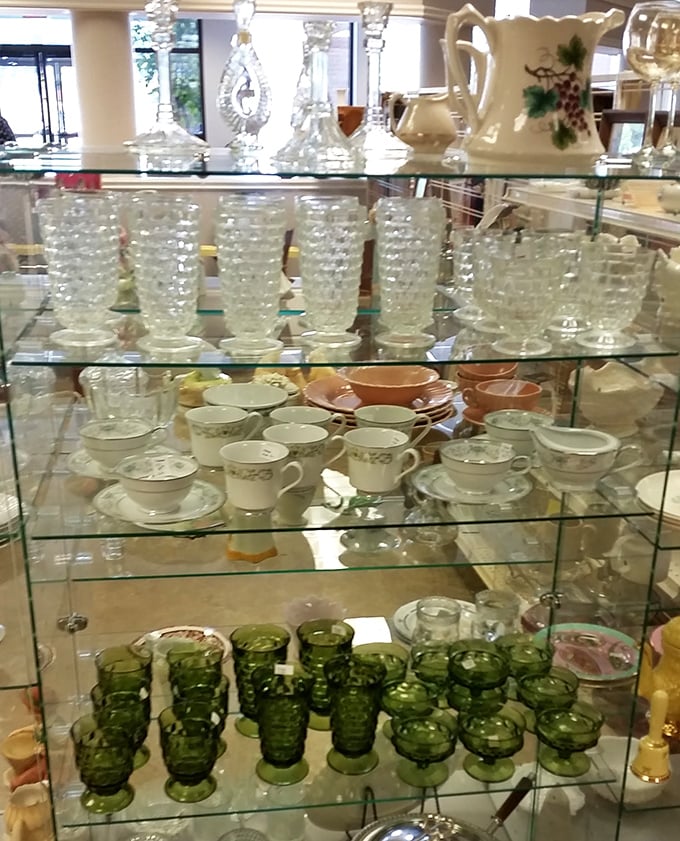 Crystal and china displayed like museum pieces – except here, you can actually take them home without setting off alarms.