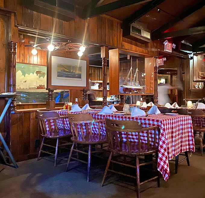 Classic red-checkered tablecloths and wooden chairs—seafood's perfect stage setting. This isn't trendy dining; it's timeless comfort where memories are made.