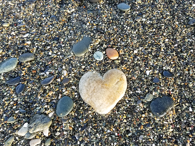A heart-shaped stone among thousands – proof that even in chaos, nature occasionally winks at us romantics.