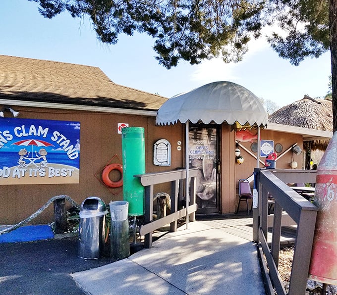 Dan's Clam Stand looks exactly like the kind of place food dreams are made of – unpretentious, authentic, and absolutely delicious.