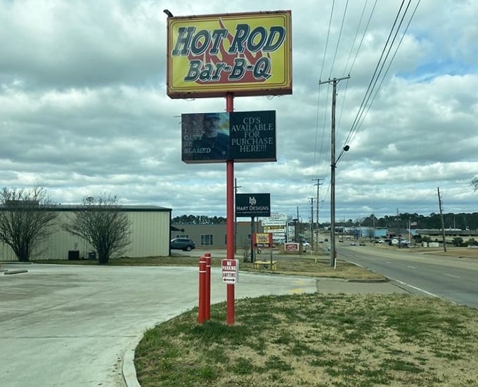 Hot Rod's bright yellow sign stands tall above the highway – the barbecue equivalent of "X marks the spot" on a treasure map.