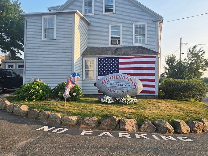 Woodman's proudly displays its patriotic spirit alongside its seafood heritage. Where American flags and fried clams create the perfect New England tableau.