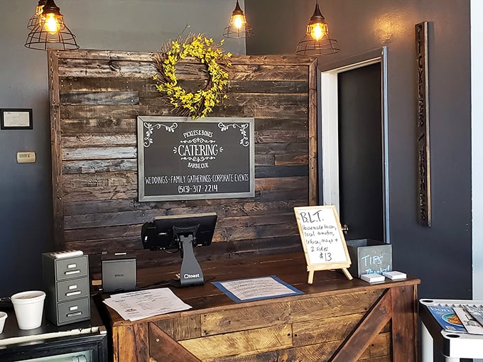 Rustic charm meets BBQ business. The reclaimed wood counter says "we're serious about traditions" – both food and décor.