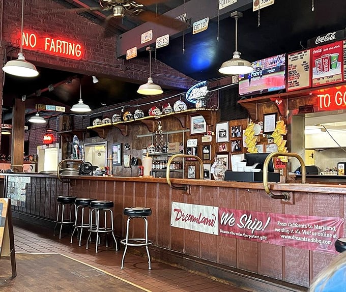 That "No Farting" sign tells you everything about Dreamland's sense of humor – serious about barbecue, not about pretension.