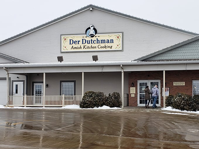 Der Dutchman isn't just a restaurant—it's a pilgrimage site for comfort food devotees. Your diet doesn't stand a chance against this place.
