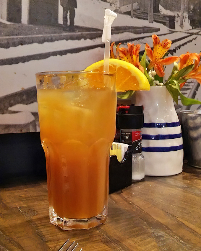 Their spiced iced tea arrives with a slice of orange and enough flavor to make you rethink your relationship with boring beverages.