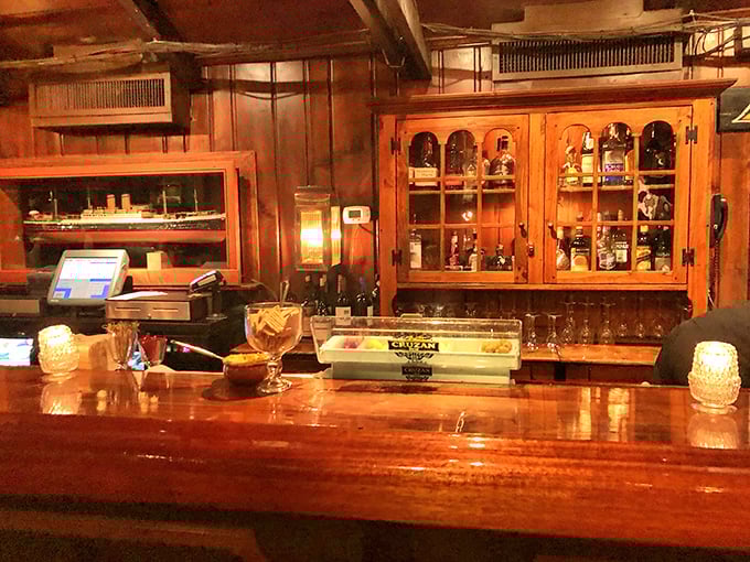 A bar that understands its mission: to provide liquid courage before you tackle that whole lobster. The warm wood tones invite you to settle in.