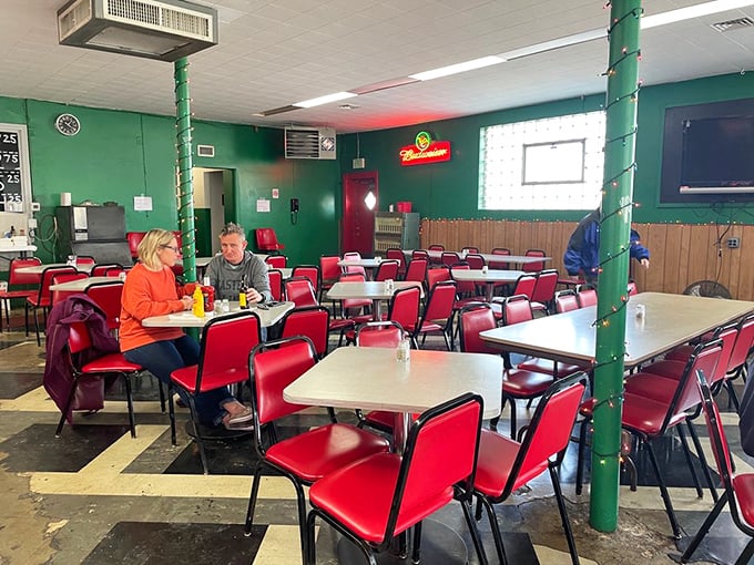 Simple tables, practical chairs, and conversations that matter more than any fancy décor ever could – this is dining democracy at its finest.