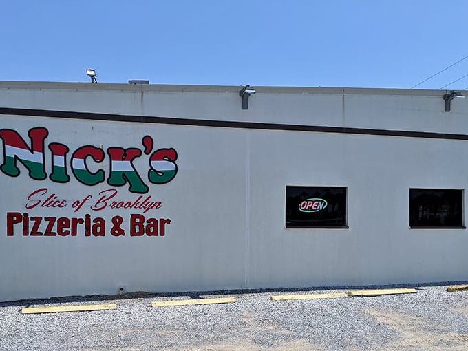 Beach location, big city pizza – where flip-flops meet authentic New York slices.