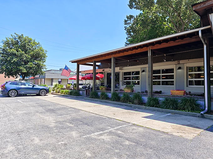 Picture-perfect outdoor seating at Swig & Swine – where memories are made between bites of perfect barbecue.