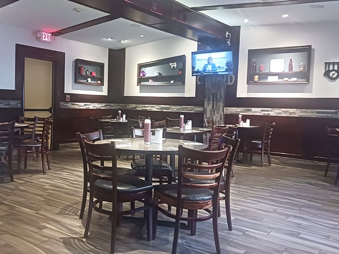 The dining room balances that perfect diner equation: enough space to accommodate the weekend rush, enough coziness to feel like home.