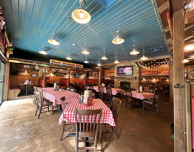 Blue ceiling, string lights, and checkered tablecloths – like your favorite uncle's backyard barbecue, but with better ventilation.