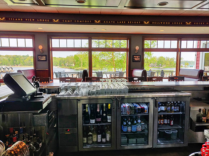 The well-stocked bar promises liquid courage for first dates and celebration toasts for anniversaries—sometimes at the same table.