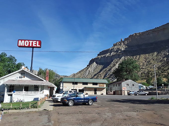 This isn't your cookie-cutter chain motel—it's a slice of Americana where road-weary travelers have rested beneath those magnificent cliffs for decades.