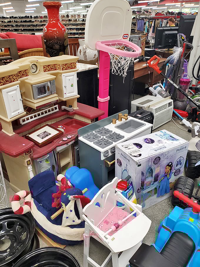 Childhood nostalgia corner—where plastic kitchens meet basketball hoops. The toys here have stories to tell and new memories to make.