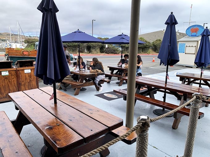 Picnic tables with a view and nautical rope barriers—casual dining with maritime flair. The kind of place where memories are made between bites of exceptional seafood.