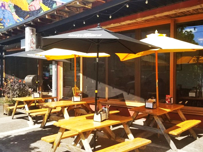 Outdoor picnic tables bathed in Portland sunshine – a rare and beautiful sight, much like finding authentic Texas barbecue this far from the Lone Star State.