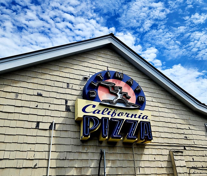 California-style pizza meets Southern hospitality - it's a beautiful friendship that really works wonderfully.