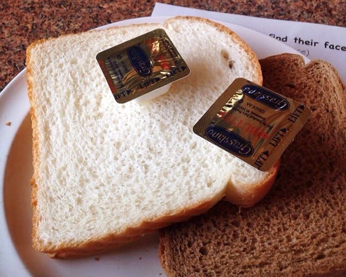 Even the bread is served with midwestern practicality – simple white and wheat slices that know their supporting role in the chicken-centered drama.