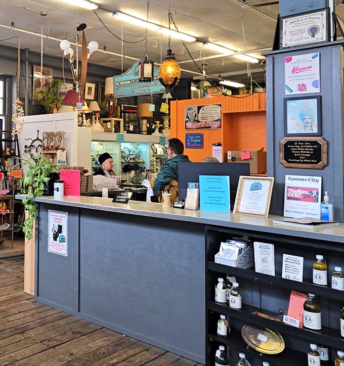 The checkout counter – where treasures and their new owners make it official. Plants and vintage signs create the perfect farewell station for your finds.