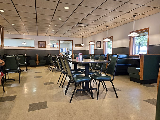 Classic green vinyl booths and no-nonsense tables – the dining room equivalent of a firm handshake and a "glad you could make it."