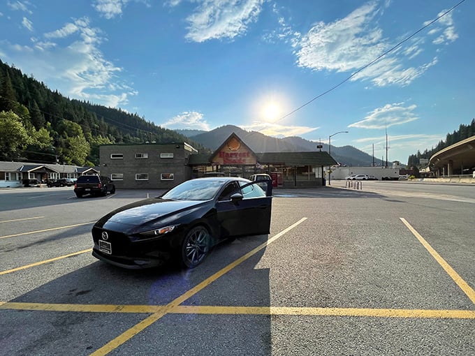 Even parking lots in Wallace offer postcard-worthy mountain views—making "I'll just wait in the car" a statement no one ever means.