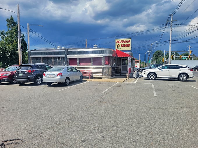 The parking lot fills quickly—a testament to the magnetic pull of perfectly executed comfort food on hungry travelers.