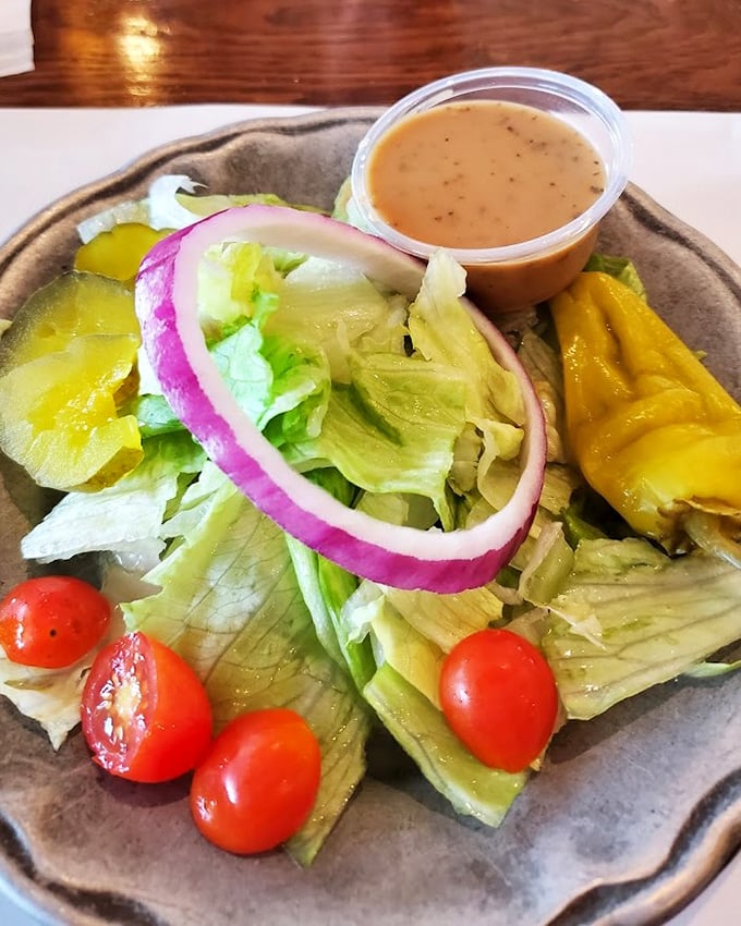 A salad that knows its supporting role perfectly. Fresh, crisp, and colorful – the ideal opening act before the seafood headliner arrives.