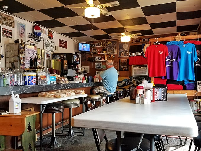 Simple tables, classic diner stools, and walls covered in memories—this isn't interior design, it's comfort architecture at its finest.