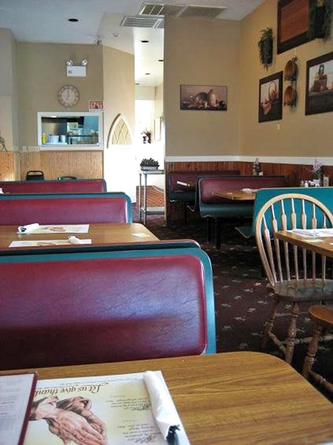 Cozy booths and thoughtful touches create the perfect backdrop for serious eating – notice how everything feels genuinely warm, not staged rustic.