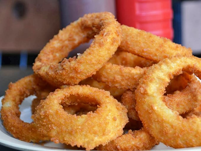 Onion rings with the perfect crunch-to-tenderness ratio—the kind that make you wonder why you don't eat them every single day.