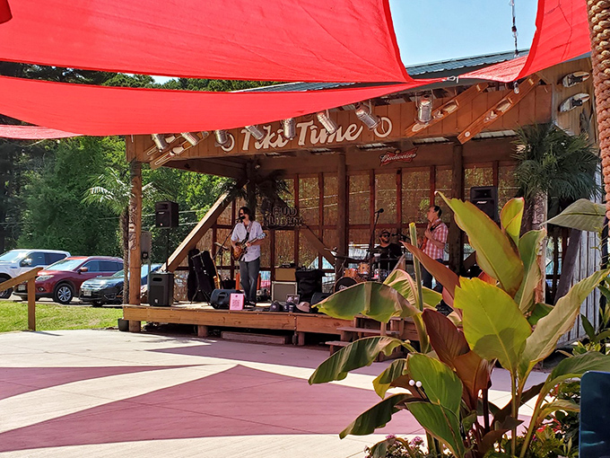 Summer concerts on the outdoor stage – because dinner and a show never goes out of style.