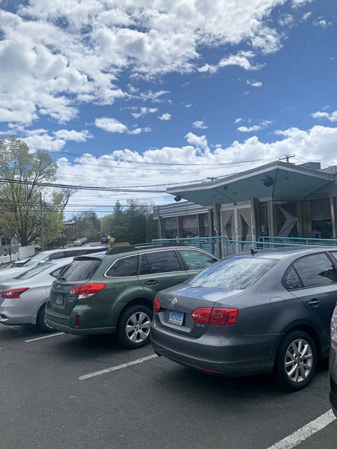 A full parking lot – the universal sign language for "the food inside is worth waiting for."