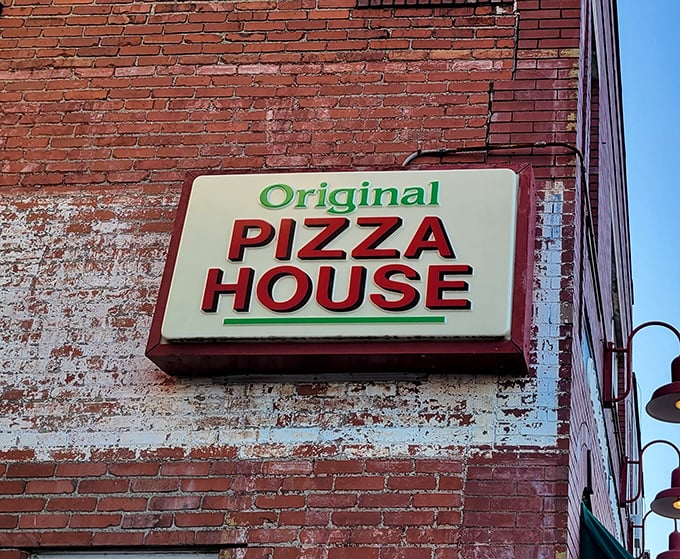"Original Pizza House" isn't just a sign—it's a promise kept for decades. Some traditions are worth preserving in neon.