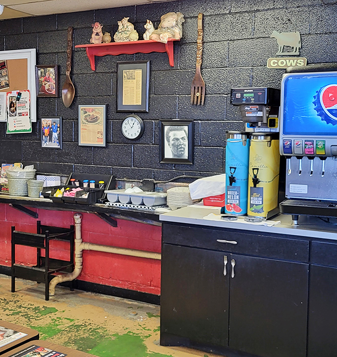 Even the drink station and condiment area has personality, with oversized utensils and pig figurines standing guard over your barbecue experience.