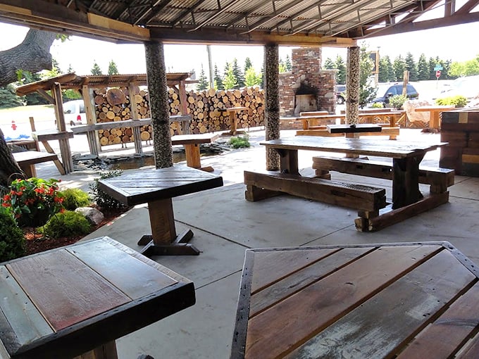Outdoor dining that feels like a backyard barbecue—if your backyard had professional smokers and someone else doing the dishes.