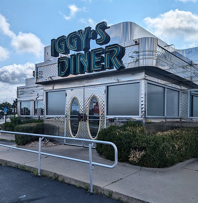 Iggy's exterior catches the afternoon light like a silver spaceship that landed on Route 66 and decided to serve breakfast instead of abducting anyone.