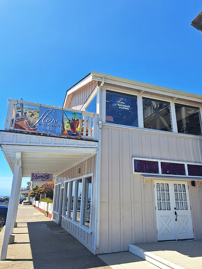 Flow Restaurant offers dining with a side of ocean views—because seafood always tastes better when you can wave to its relatives.