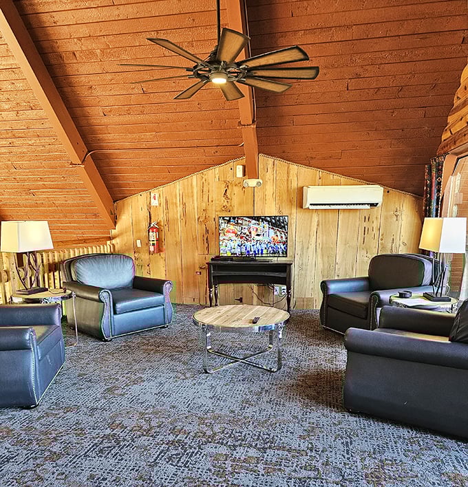 This lounge area says, "Stay awhile." Those leather chairs have heard every tall tale the Rim Country has to offer.