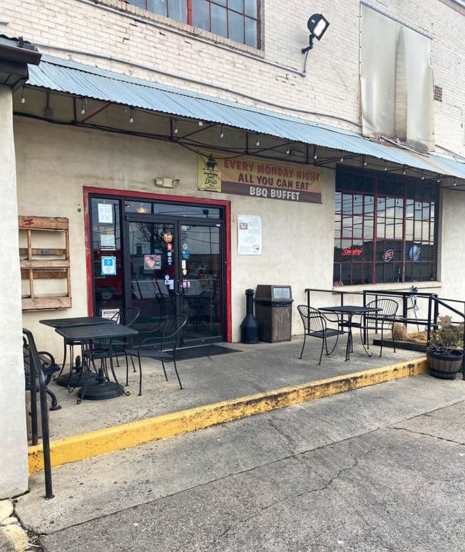 Outdoor seating offers fresh air with your fresh-off-the-smoker feast – urban al fresco dining done right.