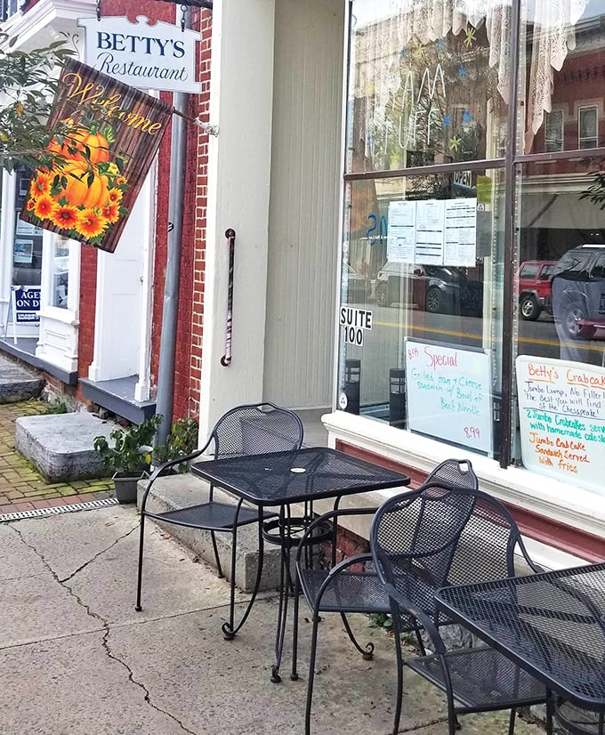 A few tables outside let you enjoy your breakfast while watching this charming college town wake up.