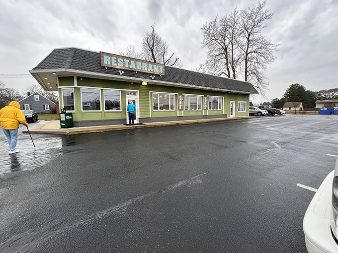 Even on rainy days, devoted diners brave the elements—proof that no weather is too dreary when sandwich perfection awaits inside.