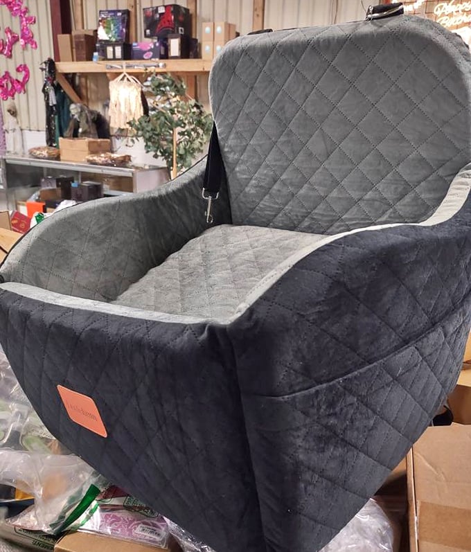 Pet car seats that combine safety with style. Because Fido deserves to travel first-class without the first-class price tag.