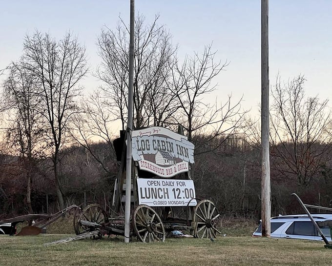The wagon wheel sign announces your arrival at flavor country. Open daily for lunch – closed Mondays for well-deserved rest.