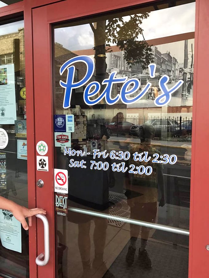 Those hours on the door—a promise that Pete's will be there when you need it most. Early risers and late brunchers, rejoice!